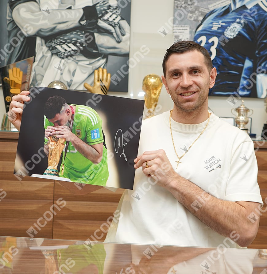 FIFA World Cup Hero Emi Martinez signs with Icons.com! - Icons.com News
